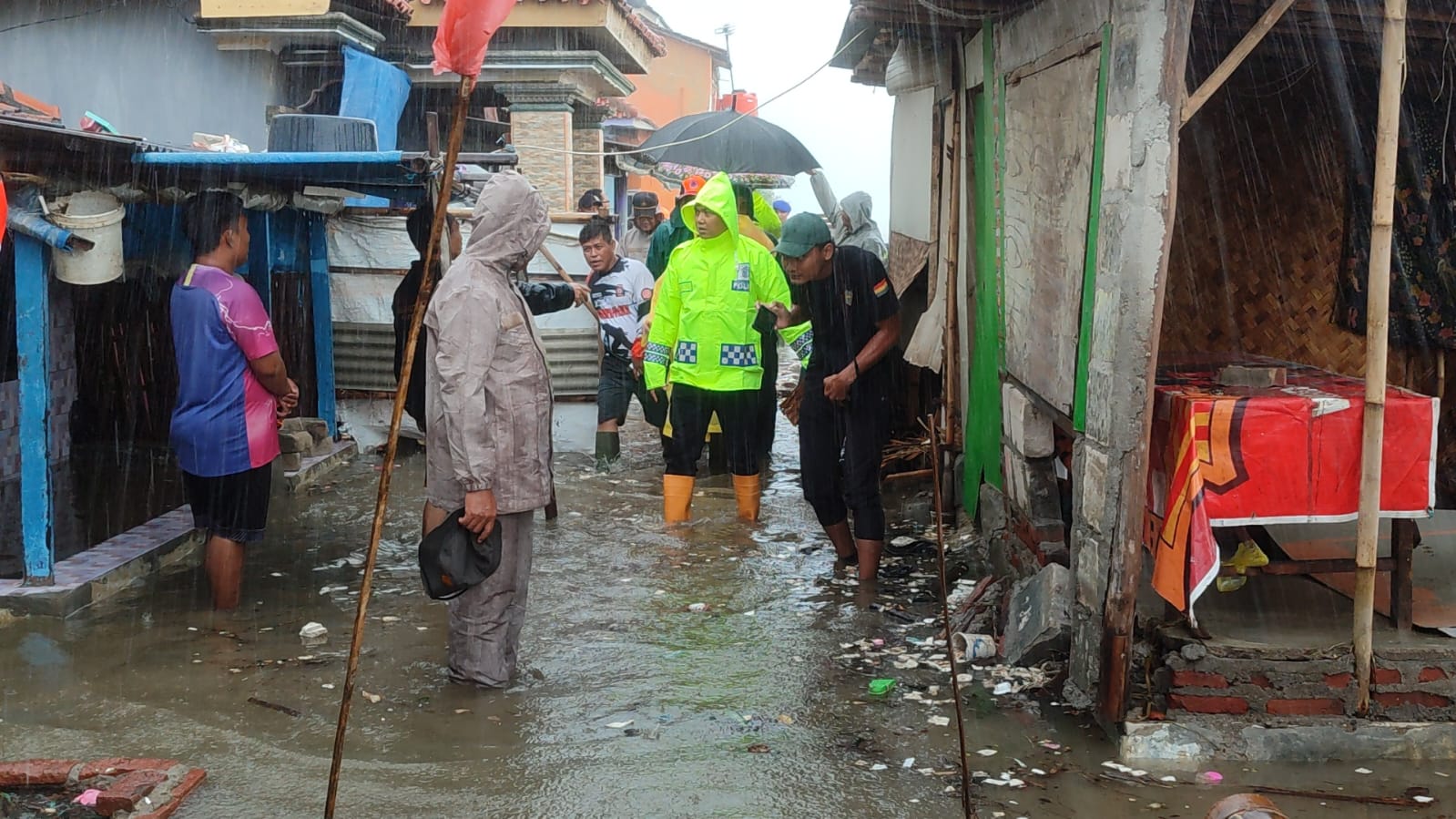 Kapolres Indramayu: Sinergi TNI-Polri dan Instansi Terkait Untuk Bantu Warga Terdampak Banjir ...